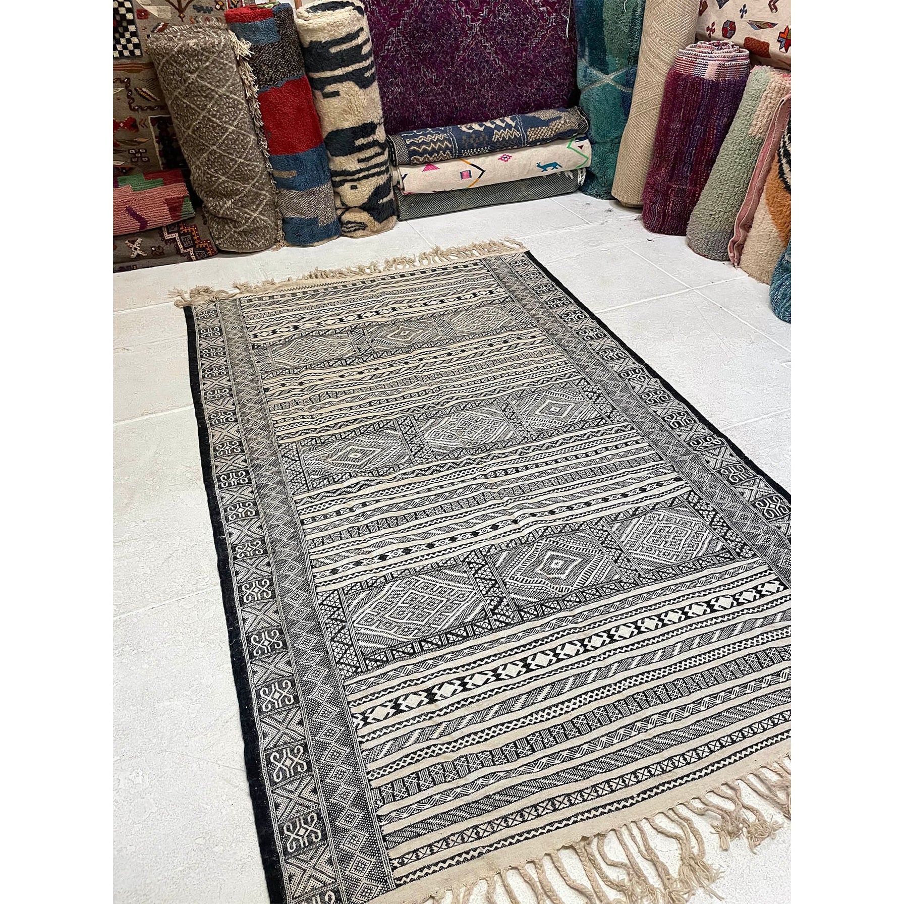 Black & White Modern Moroccan Flatweave Rug | 5’ 9” x 9’– Kantara ...