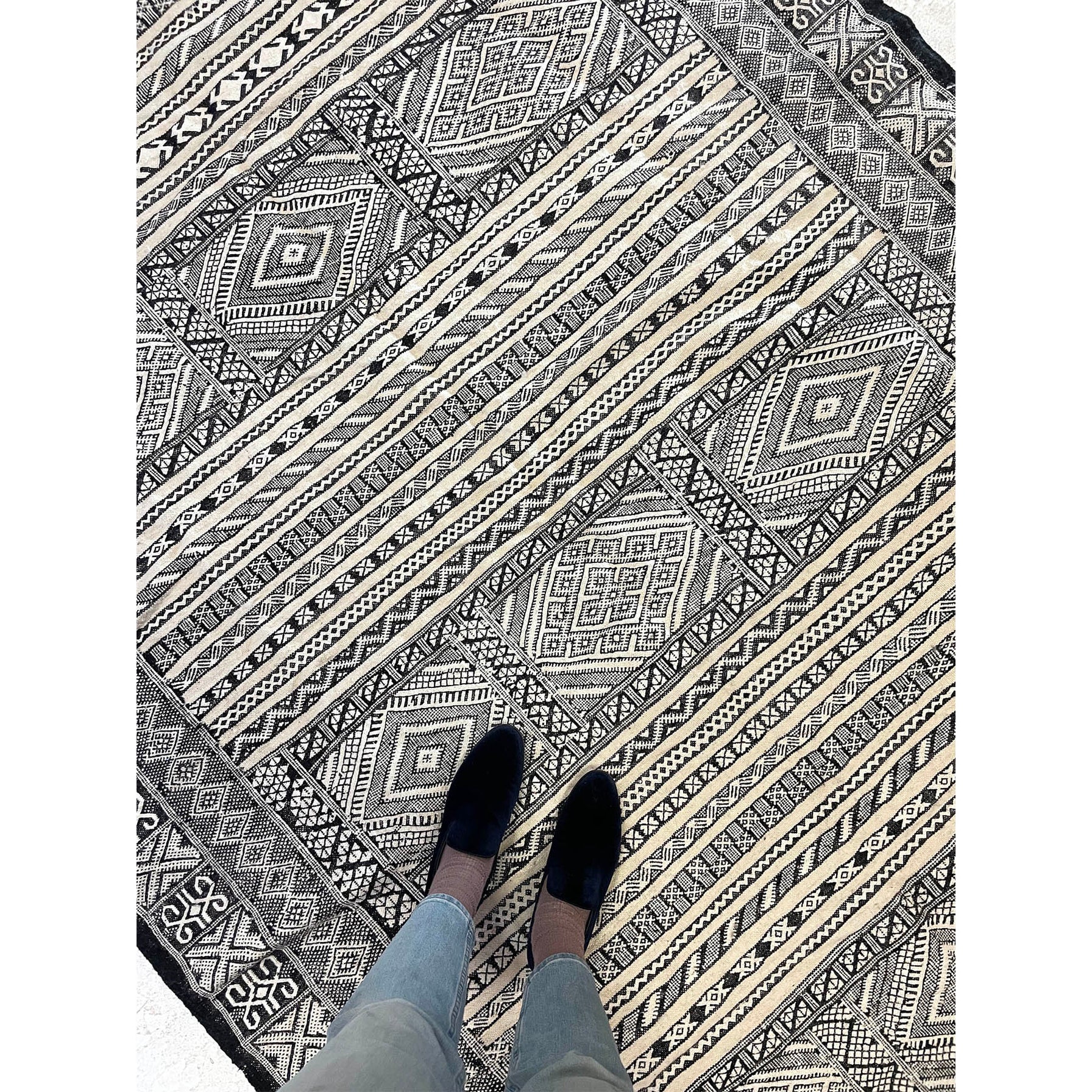 Black & White Modern Moroccan Flatweave Rug | 5’ 9” x 9’– Kantara ...